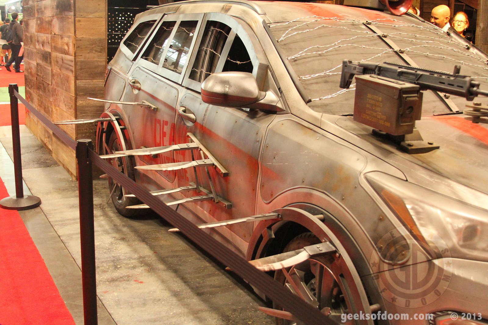 2013-10-13-nycc-walking-dead-car-02